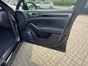 Melns Porsche Cayenne 2015 Viļņa, ar dzinēja tilpumu 3.60 L un nobraukumu 177 tūkst. km par 23500 €, foto 22 vietnē AUTOMOTO.COM.LV