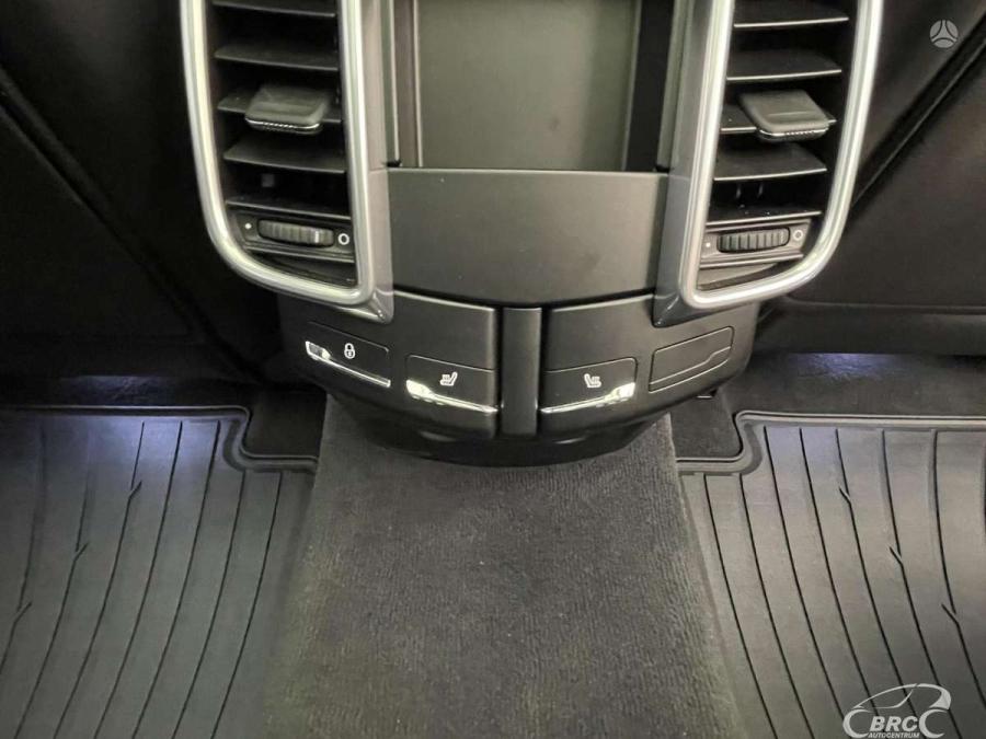 Melns Porsche Cayenne 2015 Viļņa, ar dzinēja tilpumu 4.81 L un nobraukumu 313 tūkst. km par 23900 €, foto 20 vietnē AUTOMOTO.COM.LV