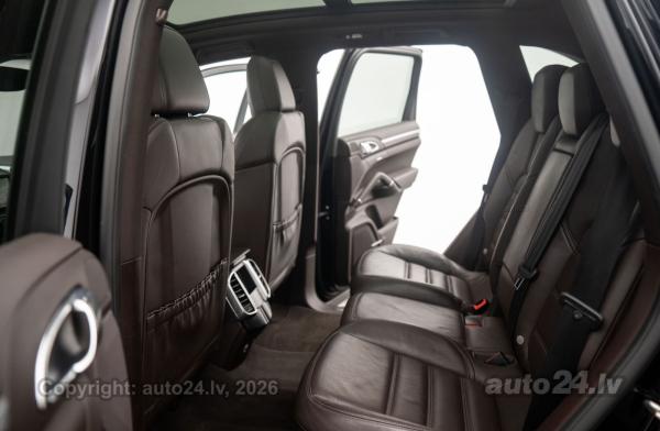 Porsche Cayenne 2015 Tallina vietnē Melns Porsche Cayenne 2015 Tallina, ar dzinēja tilpumu 3.00 L un nobraukumu 180 tūkst. km par 24999 €, foto 10 vietnē AUTOMOTO.COM.LV