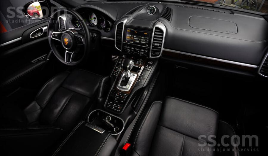 Melns Porsche Cayenne 2015 Jelgava, ar dzinēja tilpumu 3.00 L un nobraukumu 129 tūkst. km par 32500 €, foto 13 vietnē AUTOMOTO.COM.LV