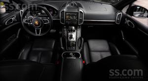 Melns Porsche Cayenne 2015 Jelgava, ar dzinēja tilpumu 3.00 L un nobraukumu 129 tūkst. km par 32500 €, foto 15 vietnē AUTOMOTO.COM.LV