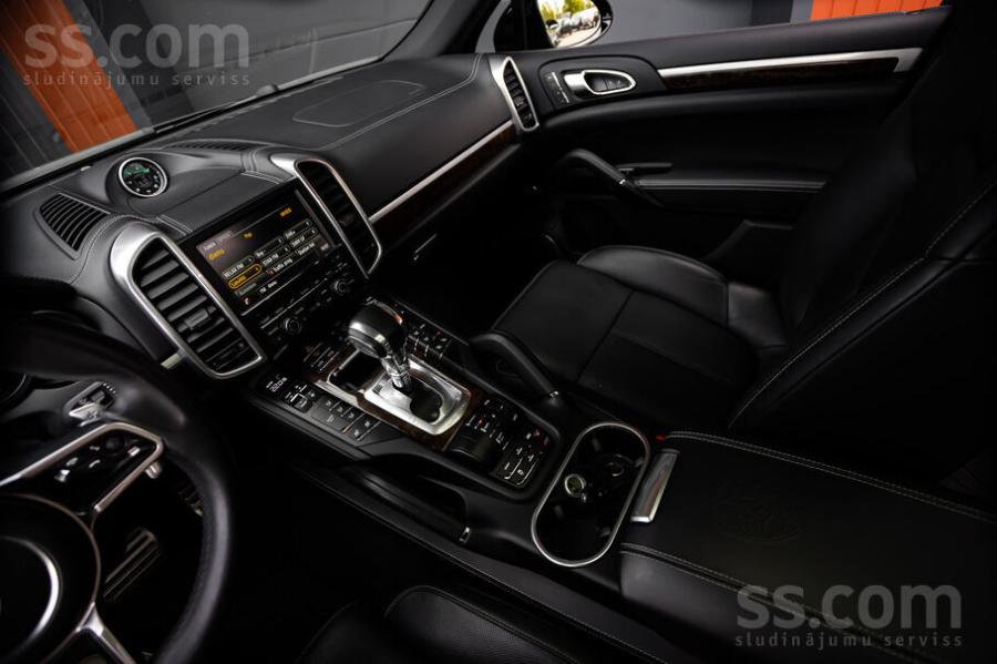 Melns Porsche Cayenne 2015 Jelgava, ar dzinēja tilpumu 3.00 L un nobraukumu 129 tūkst. km par 32500 €, foto 23 vietnē AUTOMOTO.COM.LV