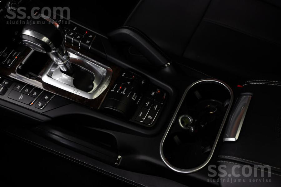 Melns Porsche Cayenne 2015 Jelgava, ar dzinēja tilpumu 3.00 L un nobraukumu 129 tūkst. km par 32500 €, foto 24 vietnē AUTOMOTO.COM.LV