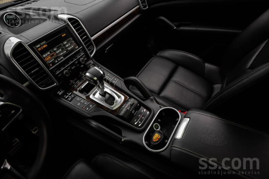 Melns Porsche Cayenne 2015 Jelgava, ar dzinēja tilpumu 3.00 L un nobraukumu 129 tūkst. km par 32500 €, foto 28 vietnē AUTOMOTO.COM.LV