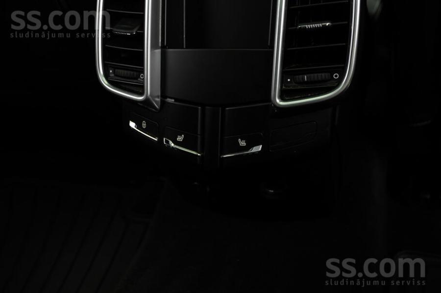 Melns Porsche Cayenne 2015 Jelgava, ar dzinēja tilpumu 3.00 L un nobraukumu 129 tūkst. km par 32500 €, foto 33 vietnē AUTOMOTO.COM.LV