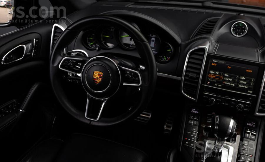 Melns Porsche Cayenne 2015 Jelgava, ar dzinēja tilpumu 3.00 L un nobraukumu 129 tūkst. km par 32500 €, foto 36 vietnē AUTOMOTO.COM.LV