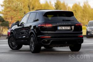 Melns Porsche Cayenne 2015 Jelgava, ar dzinēja tilpumu 4.20 L un nobraukumu 490 tūkst. km par 19900 €, foto  vietnē AUTOMOTO.COM.LV