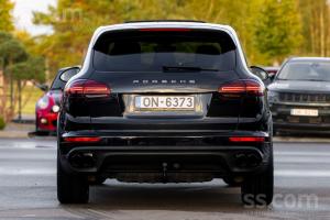 Melns Porsche Cayenne 2015 Jelgava, ar dzinēja tilpumu 4.20 L un nobraukumu 490 tūkst. km par 19900 €, foto 3 vietnē AUTOMOTO.COM.LV