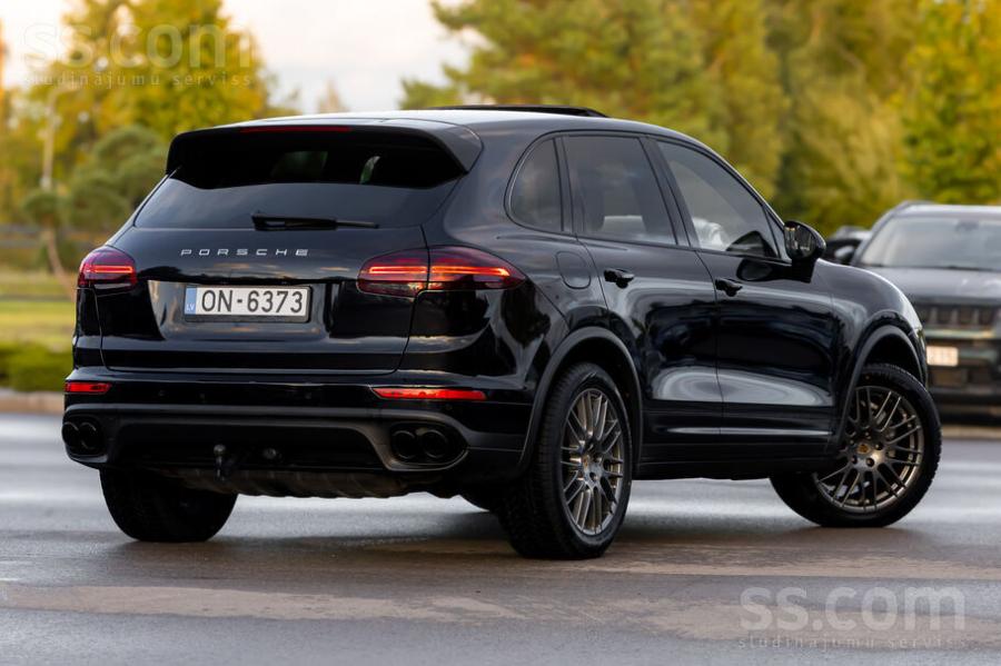 Melns Porsche Cayenne 2015 Jelgava, ar dzinēja tilpumu 4.20 L un nobraukumu 490 tūkst. km par 19900 €, foto 4 vietnē AUTOMOTO.COM.LV
