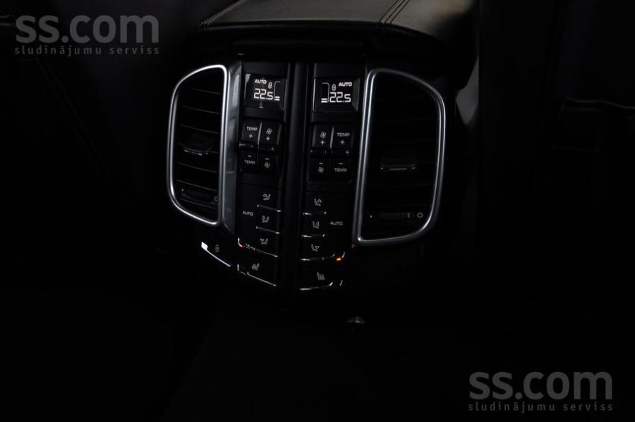 Melns Porsche Cayenne 2015 Jelgava, ar dzinēja tilpumu 4.20 L un nobraukumu 490 tūkst. km par 19900 €, foto 9 vietnē AUTOMOTO.COM.LV