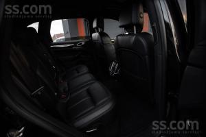 Melns Porsche Cayenne 2015 Jelgava, ar dzinēja tilpumu 4.20 L un nobraukumu 490 tūkst. km par 19900 €, foto 11 vietnē AUTOMOTO.COM.LV