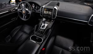 Melns Porsche Cayenne 2015 Jelgava, ar dzinēja tilpumu 4.20 L un nobraukumu 490 tūkst. km par 19900 €, foto 12 vietnē AUTOMOTO.COM.LV