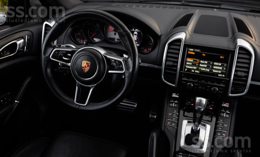 Melns Porsche Cayenne 2015 Jelgava, ar dzinēja tilpumu 4.20 L un nobraukumu 490 tūkst. km par 19900 €, foto 14 vietnē AUTOMOTO.COM.LV