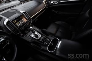 Melns Porsche Cayenne 2015 Jelgava, ar dzinēja tilpumu 4.20 L un nobraukumu 490 tūkst. km par 19900 €, foto 19 vietnē AUTOMOTO.COM.LV