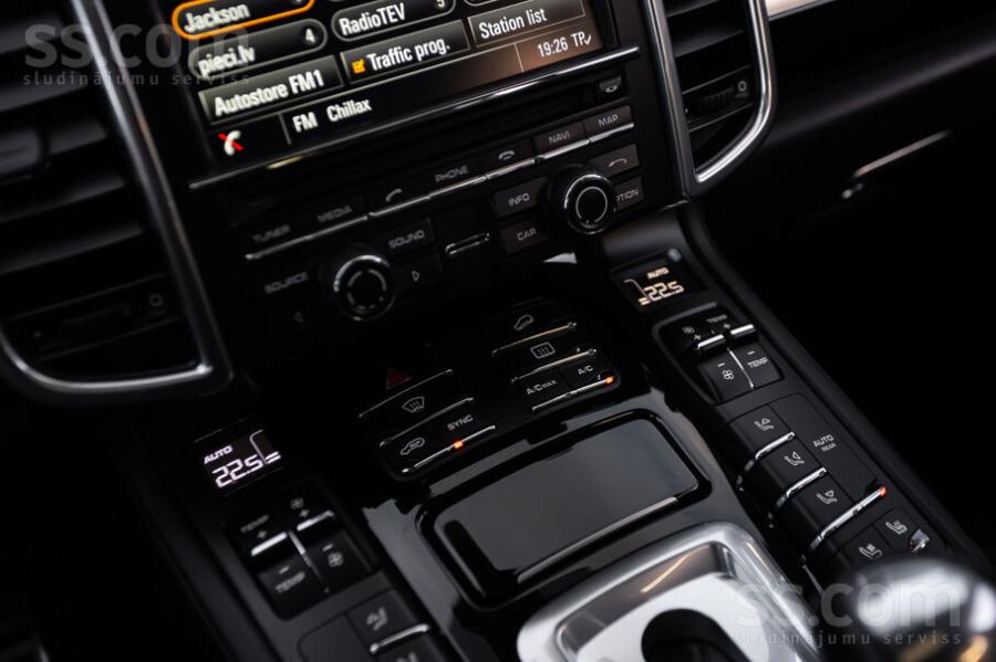 Melns Porsche Cayenne 2015 Jelgava, ar dzinēja tilpumu 4.20 L un nobraukumu 490 tūkst. km par 19900 €, foto 22 vietnē AUTOMOTO.COM.LV