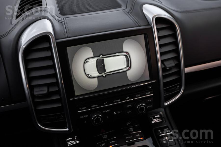 Melns Porsche Cayenne 2015 Jelgava, ar dzinēja tilpumu 4.20 L un nobraukumu 490 tūkst. km par 19900 €, foto 25 vietnē AUTOMOTO.COM.LV