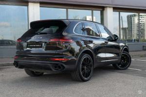 Melns Porsche Cayenne 2015 Viļņa, ar dzinēja tilpumu 3.00 L un nobraukumu 177 tūkst. km par 22999 €, foto 6 vietnē AUTOMOTO.COM.LV