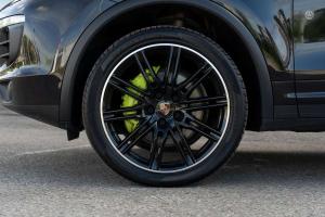 Melns Porsche Cayenne 2015 Viļņa, ar dzinēja tilpumu 3.00 L un nobraukumu 177 tūkst. km par 22999 €, foto 10 vietnē AUTOMOTO.COM.LV