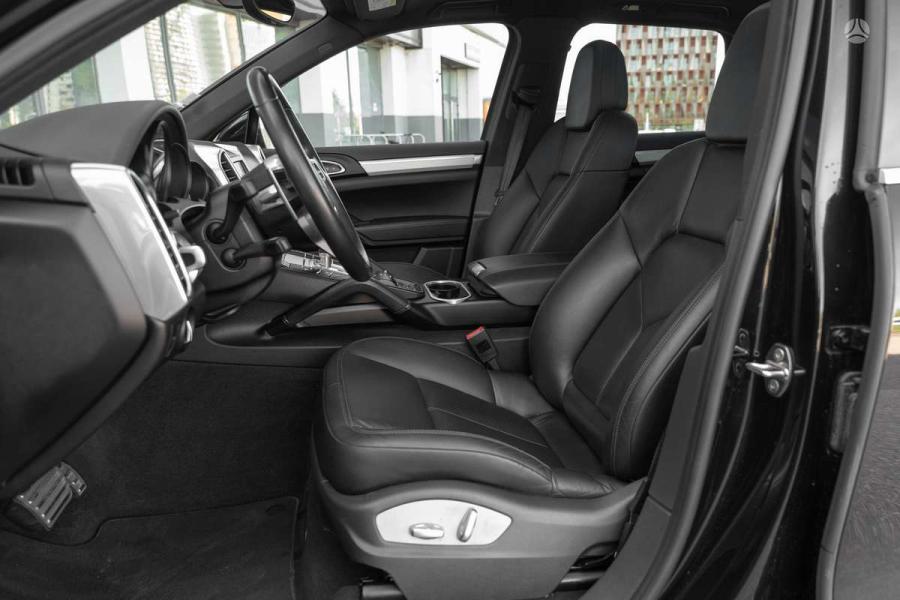 Melns Porsche Cayenne 2015 Viļņa, ar dzinēja tilpumu 3.00 L un nobraukumu 177 tūkst. km par 22999 €, foto 11 vietnē AUTOMOTO.COM.LV