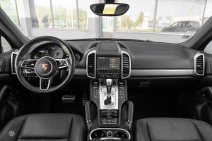 Melns Porsche Cayenne 2015 Viļņa, ar dzinēja tilpumu 3.00 L un nobraukumu 177 tūkst. km par 22999 €, foto 16 vietnē AUTOMOTO.COM.LV