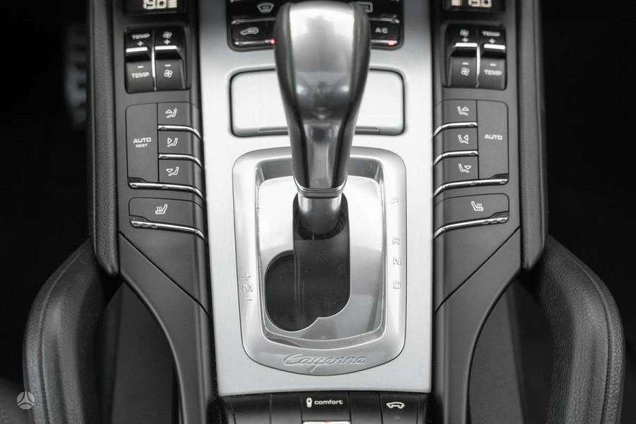 Melns Porsche Cayenne 2015 Viļņa, ar dzinēja tilpumu 3.00 L un nobraukumu 177 tūkst. km par 22999 €, foto 24 vietnē AUTOMOTO.COM.LV