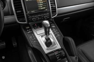 Melns Porsche Cayenne 2015 Viļņa, ar dzinēja tilpumu 3.00 L un nobraukumu 177 tūkst. km par 22999 €, foto 26 vietnē AUTOMOTO.COM.LV