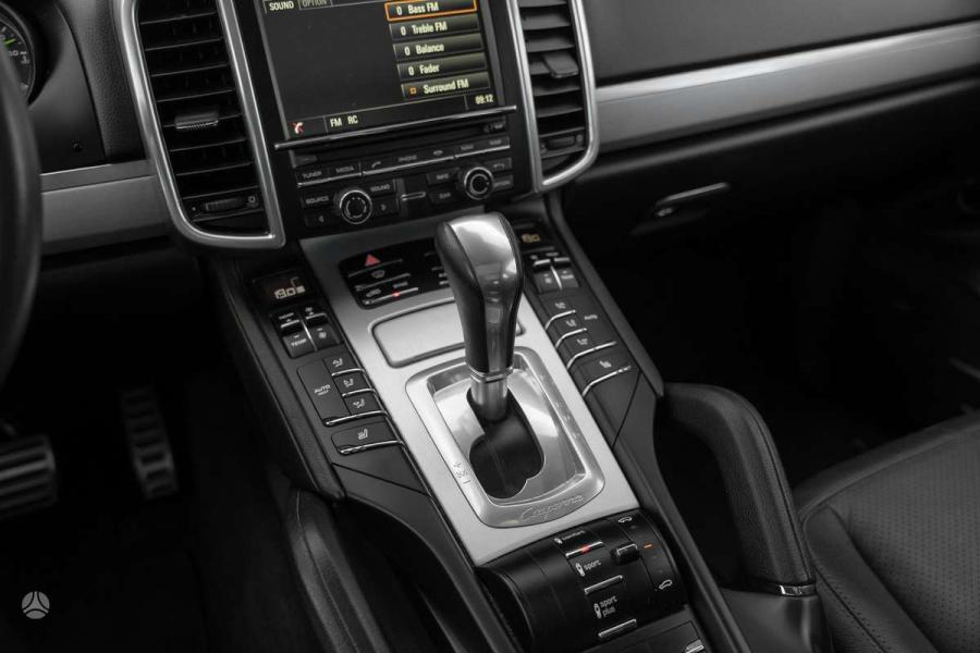 Melns Porsche Cayenne 2015 Viļņa, ar dzinēja tilpumu 3.00 L un nobraukumu 177 tūkst. km par 22999 €, foto 26 vietnē AUTOMOTO.COM.LV