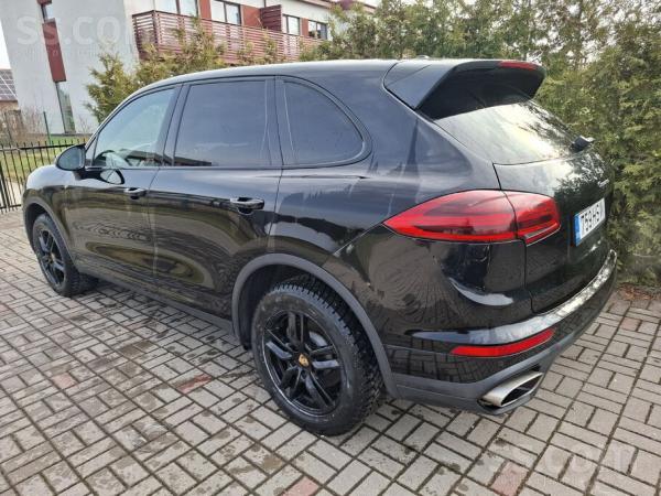 Melns Porsche Cayenne 2016 Tallina, ar dzinēja tilpumu 3.60 L un nobraukumu 125 tūkst. km par 21999 €, foto 3 vietnē AUTOMOTO.COM.LV