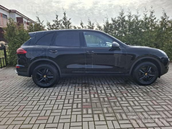 Melns Porsche Cayenne 2016 Tallina, ar dzinēja tilpumu 3.60 L un nobraukumu 125 tūkst. km par 21999 €, foto 7 vietnē AUTOMOTO.COM.LV
