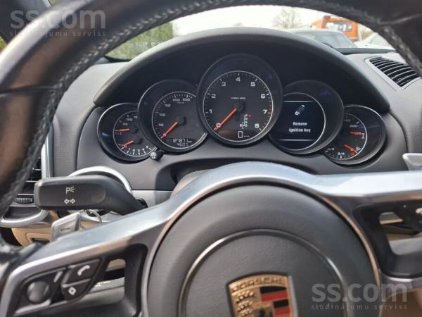 Melns Porsche Cayenne 2016 Tallina, ar dzinēja tilpumu 3.60 L un nobraukumu 125 tūkst. km par 21999 €, foto 9 vietnē AUTOMOTO.COM.LV