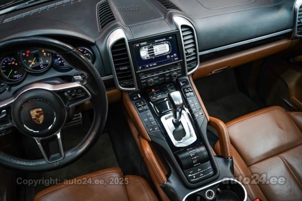 Black Porsche Cayenne 2016 in Tallinn, with an engine capacity of 3.00 L and mileage of 176 thousand km for 27900 €, photo 11 on AUTOMOTO.COM.LV