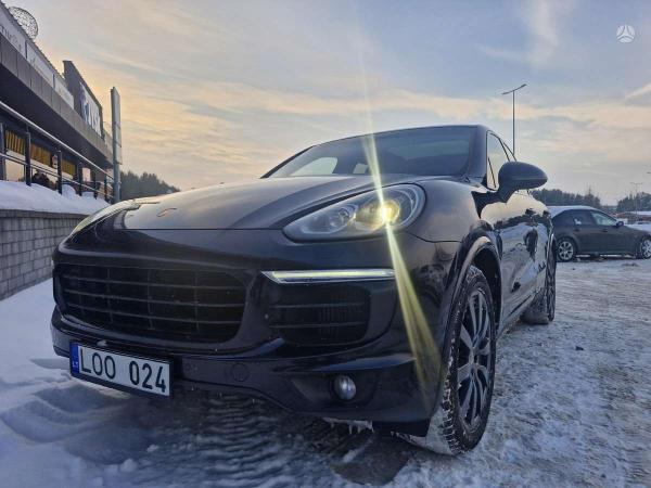 Black Porsche Cayenne 2016 in Utena, with an engine capacity of 2.97 L and mileage of 317 thousand km for 19999 €, photo 1 on AUTOMOTO.COM.LV
