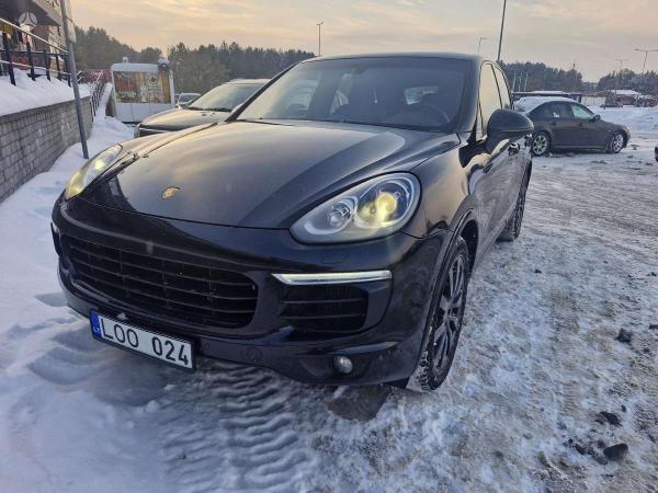 Black Porsche Cayenne 2016 in Utena, with an engine capacity of 2.97 L and mileage of 317 thousand km for 19999 €, photo 2 on AUTOMOTO.COM.LV