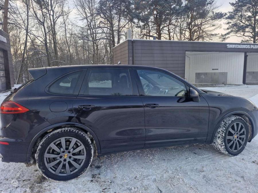 Melns Porsche Cayenne 2016 Utena, ar dzinēja tilpumu 2.97 L un nobraukumu 317 tūkst. km par 19999 €, foto 13 vietnē AUTOMOTO.COM.LV