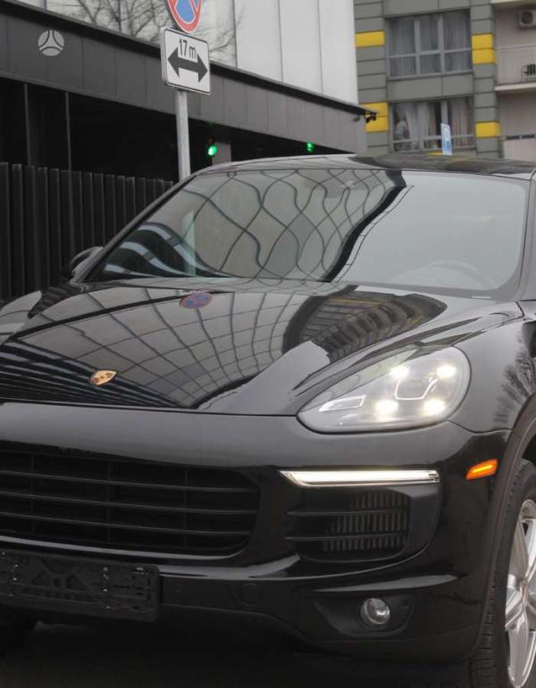 Black Porsche Cayenne 2016 in Vilnius, with an engine capacity of 3.60 L and mileage of 105 thousand km for 23500 €, photo 1 on AUTOMOTO.COM.LV