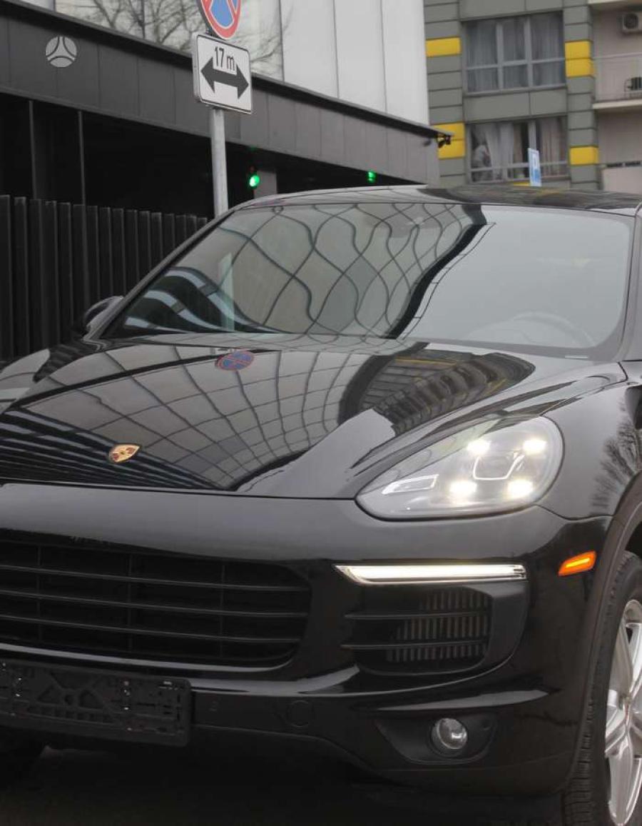 Black Porsche Cayenne 2016 in Vilnius, with an engine capacity of 3.60 L and mileage of 105 thousand km for 23500 €, photo 1 on AUTOMOTO.COM.LV