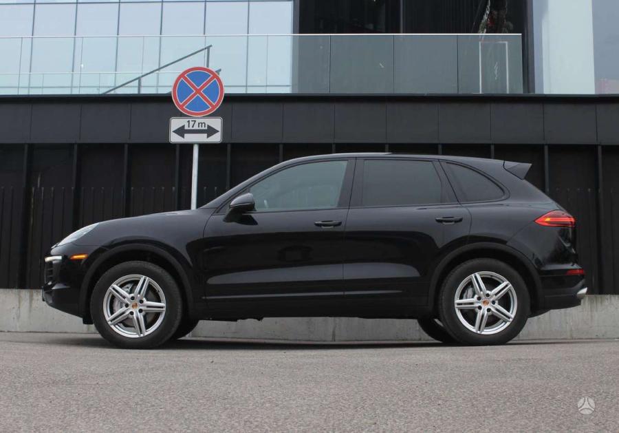Black Porsche Cayenne 2016 in Vilnius, with an engine capacity of 3.60 L and mileage of 105 thousand km for 23500 €, photo 2 on AUTOMOTO.COM.LV