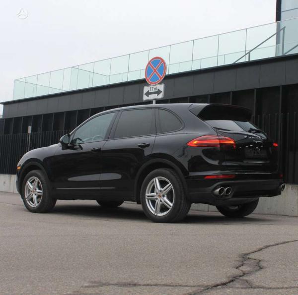 Black Porsche Cayenne 2016 in Vilnius, with an engine capacity of 3.60 L and mileage of 105 thousand km for 23500 €, photo 3 on AUTOMOTO.COM.LV