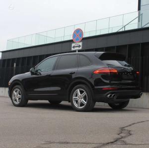 Black Porsche Cayenne 2016 in Vilnius, with an engine capacity of 3.60 L and mileage of 105 thousand km for 23500 €, photo 3 on AUTOMOTO.COM.LV