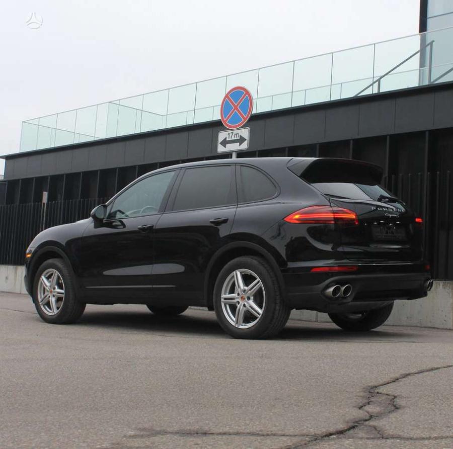 Black Porsche Cayenne 2016 in Vilnius, with an engine capacity of 3.60 L and mileage of 105 thousand km for 23500 €, photo 3 on AUTOMOTO.COM.LV