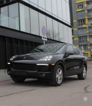 Black Porsche Cayenne 2016 in Vilnius, with an engine capacity of 3.60 L and mileage of 105 thousand km for 23500 €, photo 4 on AUTOMOTO.COM.LV