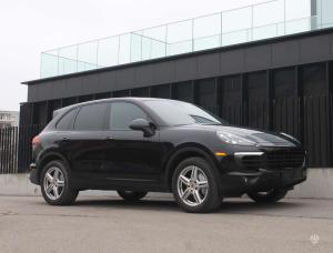 Black Porsche Cayenne 2016 in Vilnius, with an engine capacity of 3.60 L and mileage of 105 thousand km for 23500 €, photo 5 on AUTOMOTO.COM.LV