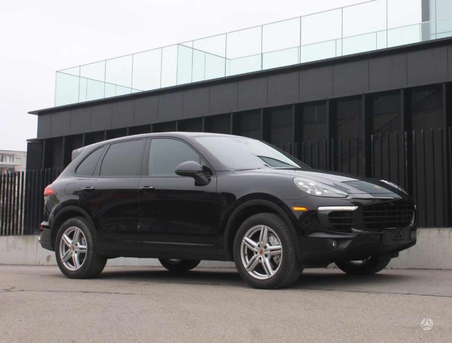 Black Porsche Cayenne 2016 in Vilnius, with an engine capacity of 3.60 L and mileage of 105 thousand km for 23500 €, photo 5 on AUTOMOTO.COM.LV