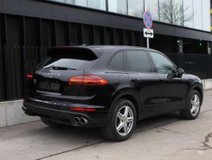 Black Porsche Cayenne 2016 in Vilnius, with an engine capacity of 3.60 L and mileage of 105 thousand km for 23500 €, photo 6 on AUTOMOTO.COM.LV