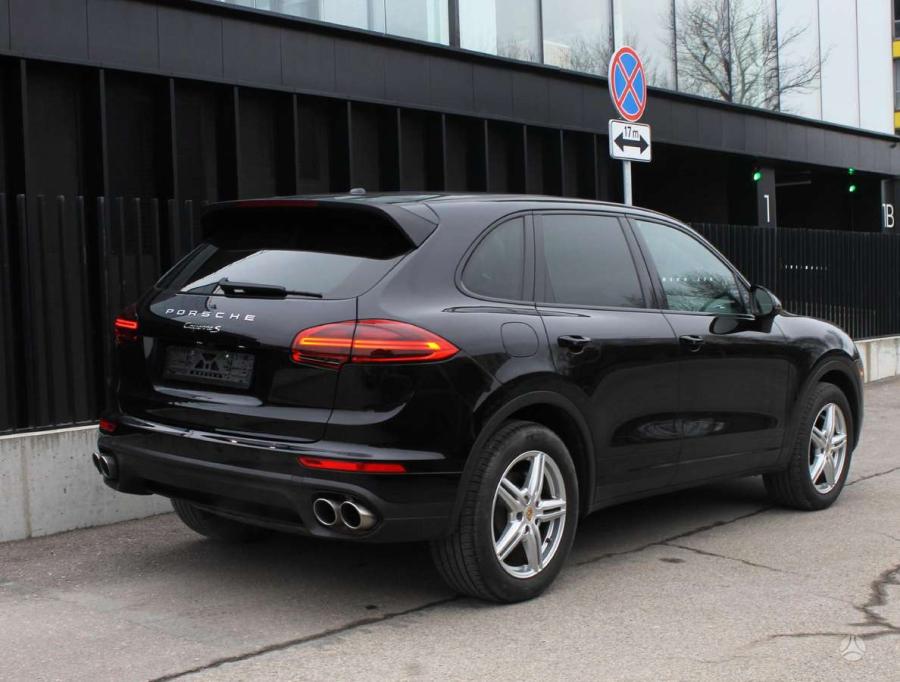 Black Porsche Cayenne 2016 in Vilnius, with an engine capacity of 3.60 L and mileage of 105 thousand km for 23500 €, photo 6 on AUTOMOTO.COM.LV