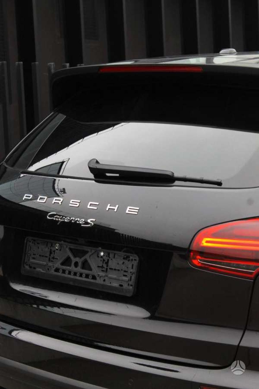 Black Porsche Cayenne 2016 in Vilnius, with an engine capacity of 3.60 L and mileage of 105 thousand km for 23500 €, photo 7 on AUTOMOTO.COM.LV