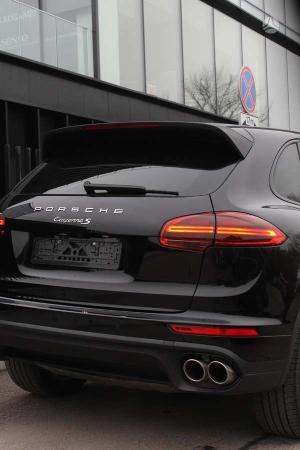 Black Porsche Cayenne 2016 in Vilnius, with an engine capacity of 3.60 L and mileage of 105 thousand km for 23500 €, photo 8 on AUTOMOTO.COM.LV