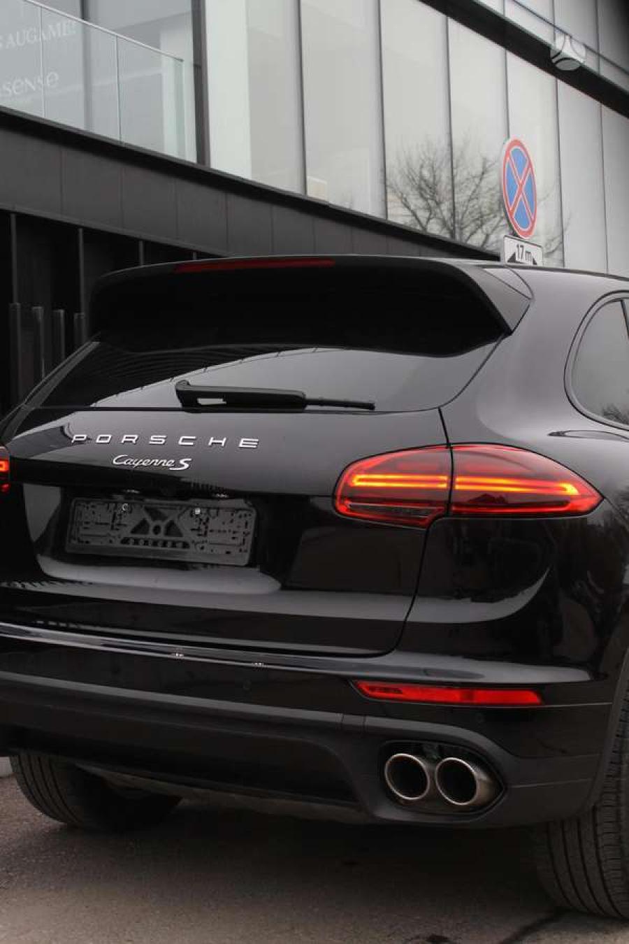 Black Porsche Cayenne 2016 in Vilnius, with an engine capacity of 3.60 L and mileage of 105 thousand km for 23500 €, photo 8 on AUTOMOTO.COM.LV