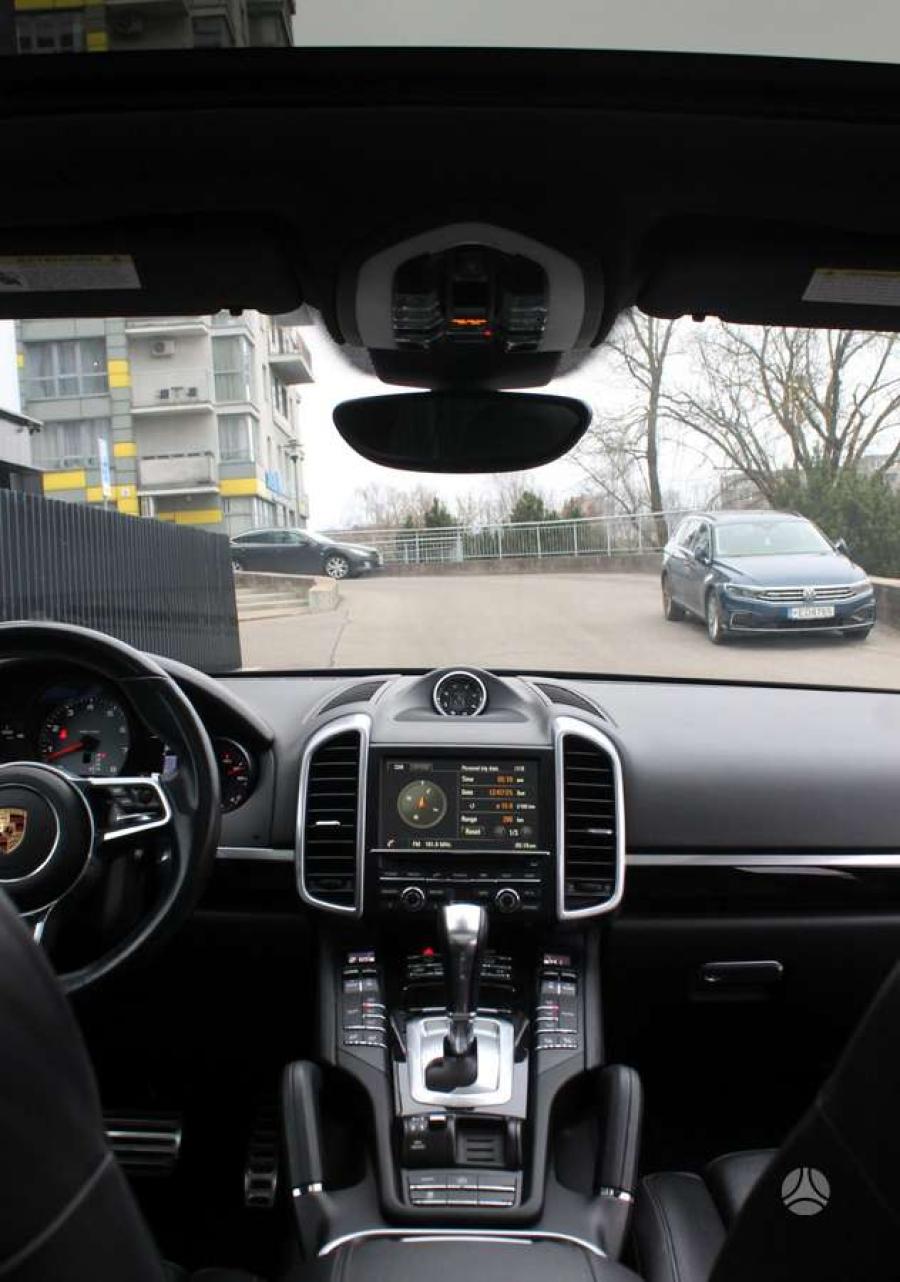 Black Porsche Cayenne 2016 in Vilnius, with an engine capacity of 3.60 L and mileage of 105 thousand km for 23500 €, photo 13 on AUTOMOTO.COM.LV