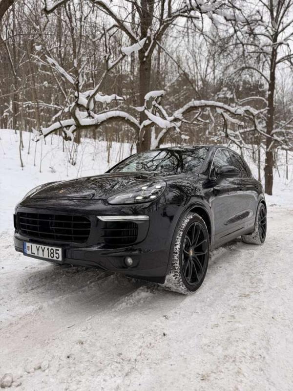 Melns Porsche Cayenne 2016 Viļņa, ar dzinēja tilpumu 4.13 L un nobraukumu 276 tūkst. km par 28000 €, foto 1 vietnē AUTOMOTO.COM.LV